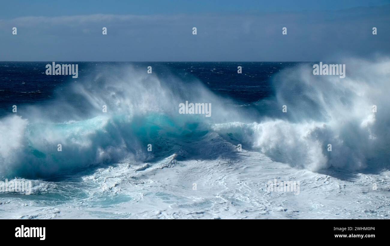 Moving wave hi-res stock photography and images - Alamy