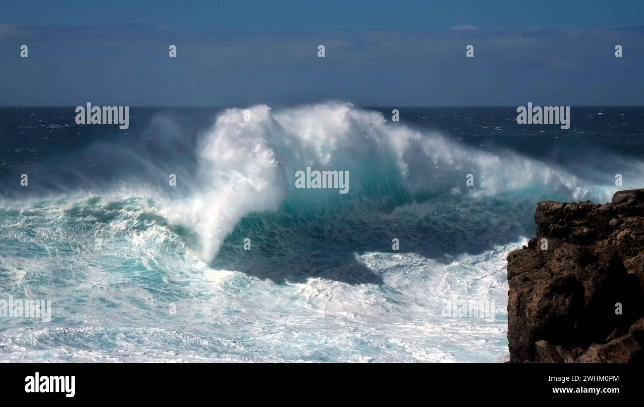 Roaring wave hi-res stock photography and images - Alamy