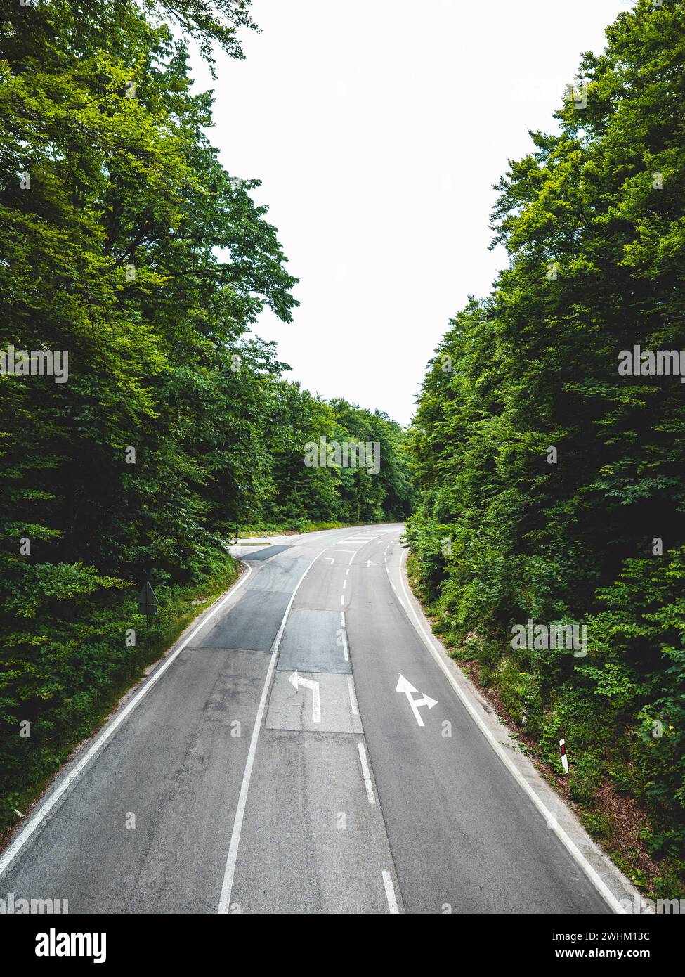 Lane markings hi-res stock photography and images - Alamy
