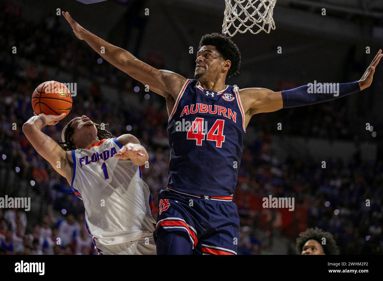Auburn center Dylan Cardwell (44) blocks Florida guard Walter Clayton ...