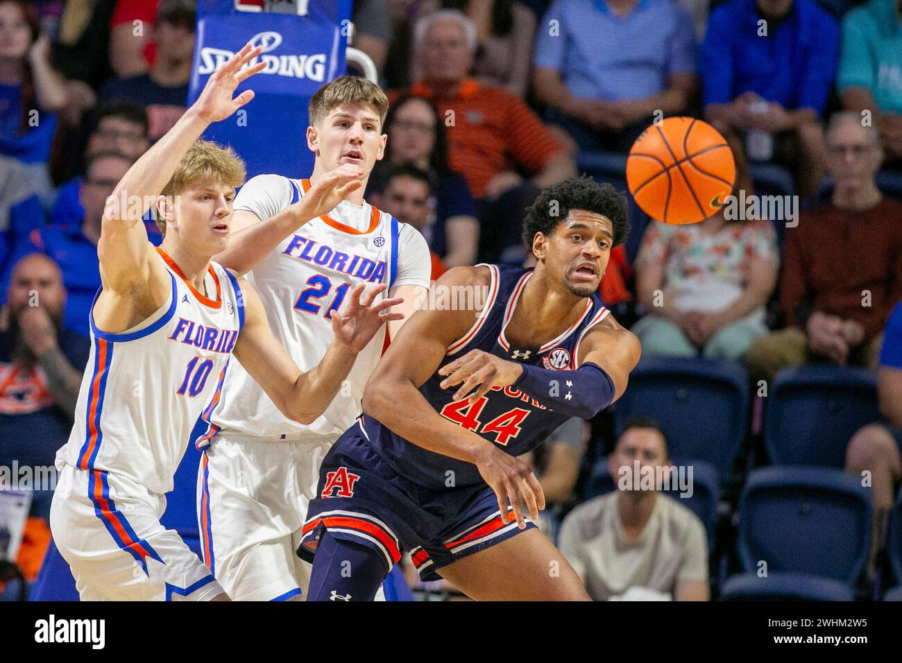 Auburn center Dylan Cardwell (44) passes the ball past Florida forwards ...