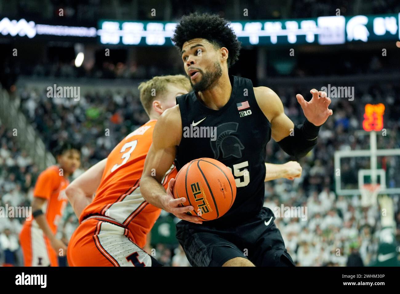 Michigan State forward Malik Hall (25) is defended by Illinois forward ...