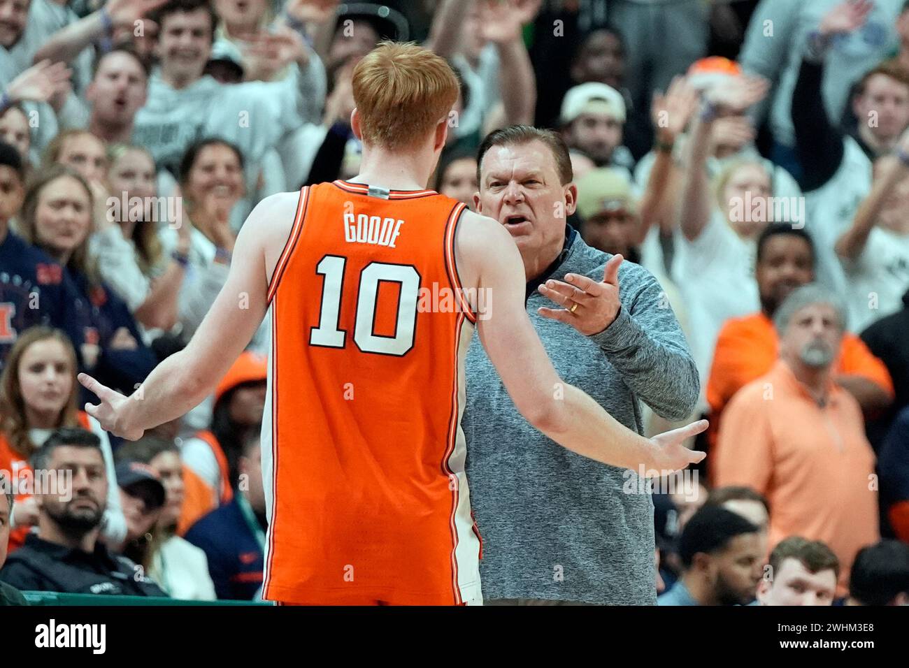 Illinois head coach Brad Underwood talks to guard Luke Goode during the ...