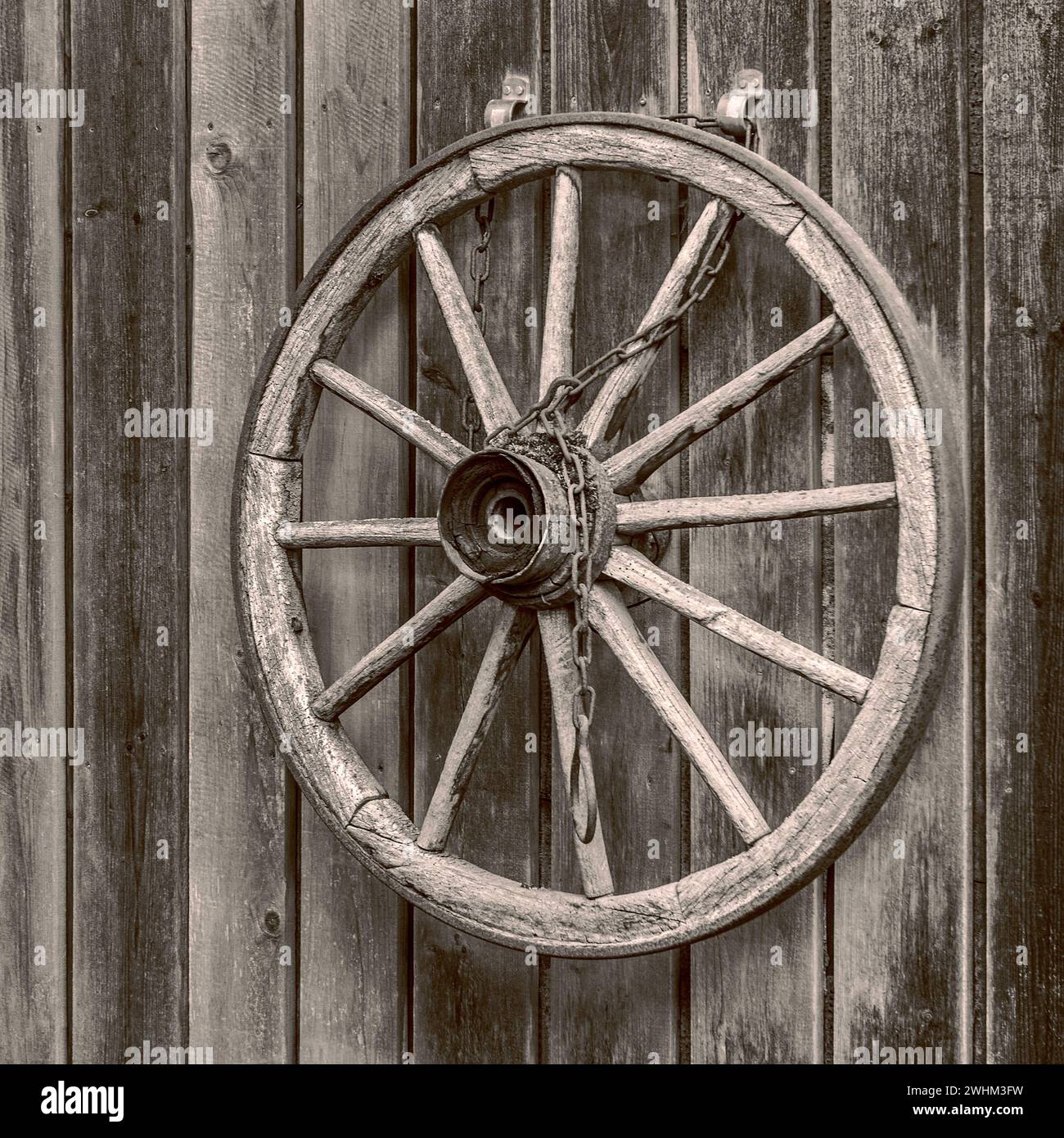 The old wagon wheel Stock Photo - Alamy