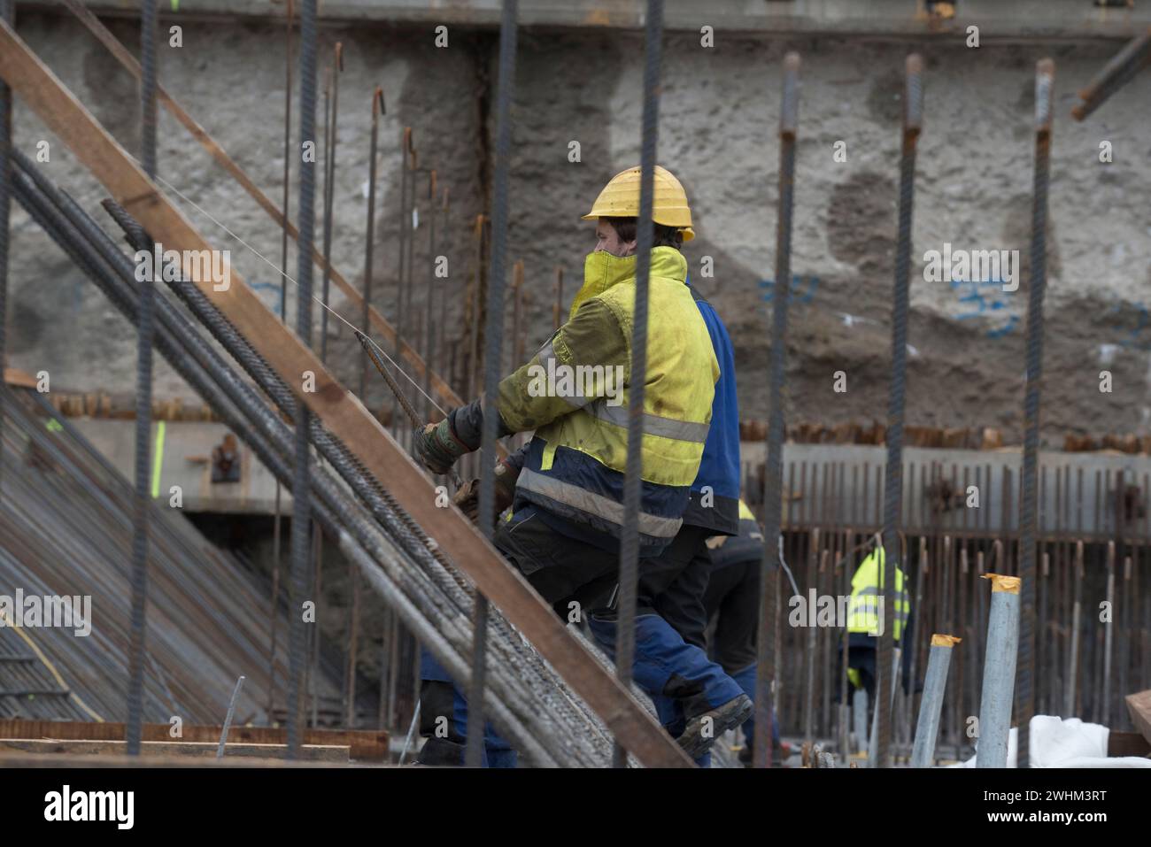 Construction worker and reinforced concrete Stock Photo - Alamy