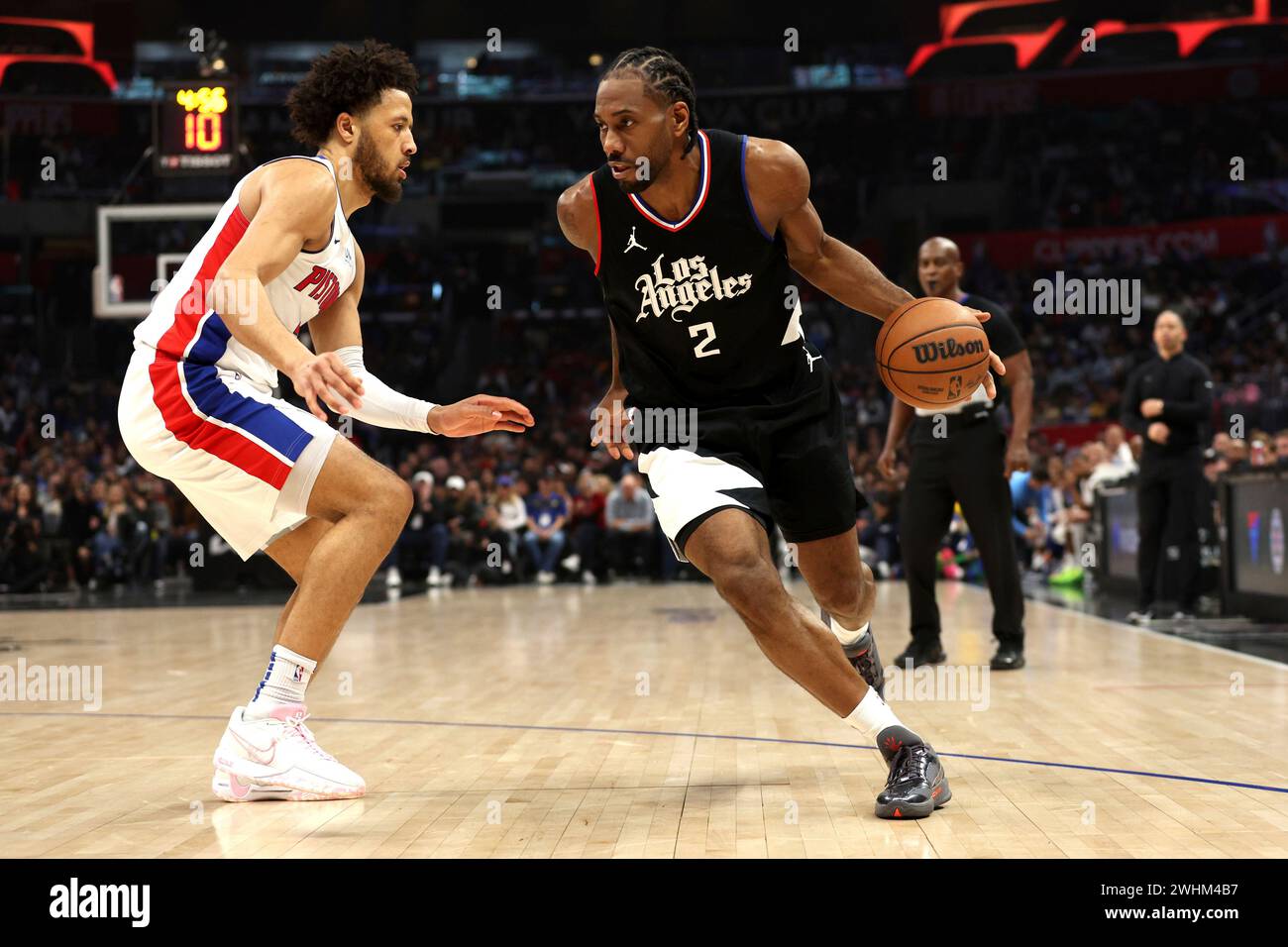 Los Angeles Clippers forward Kawhi Leonard (2) dribbles as he's ...
