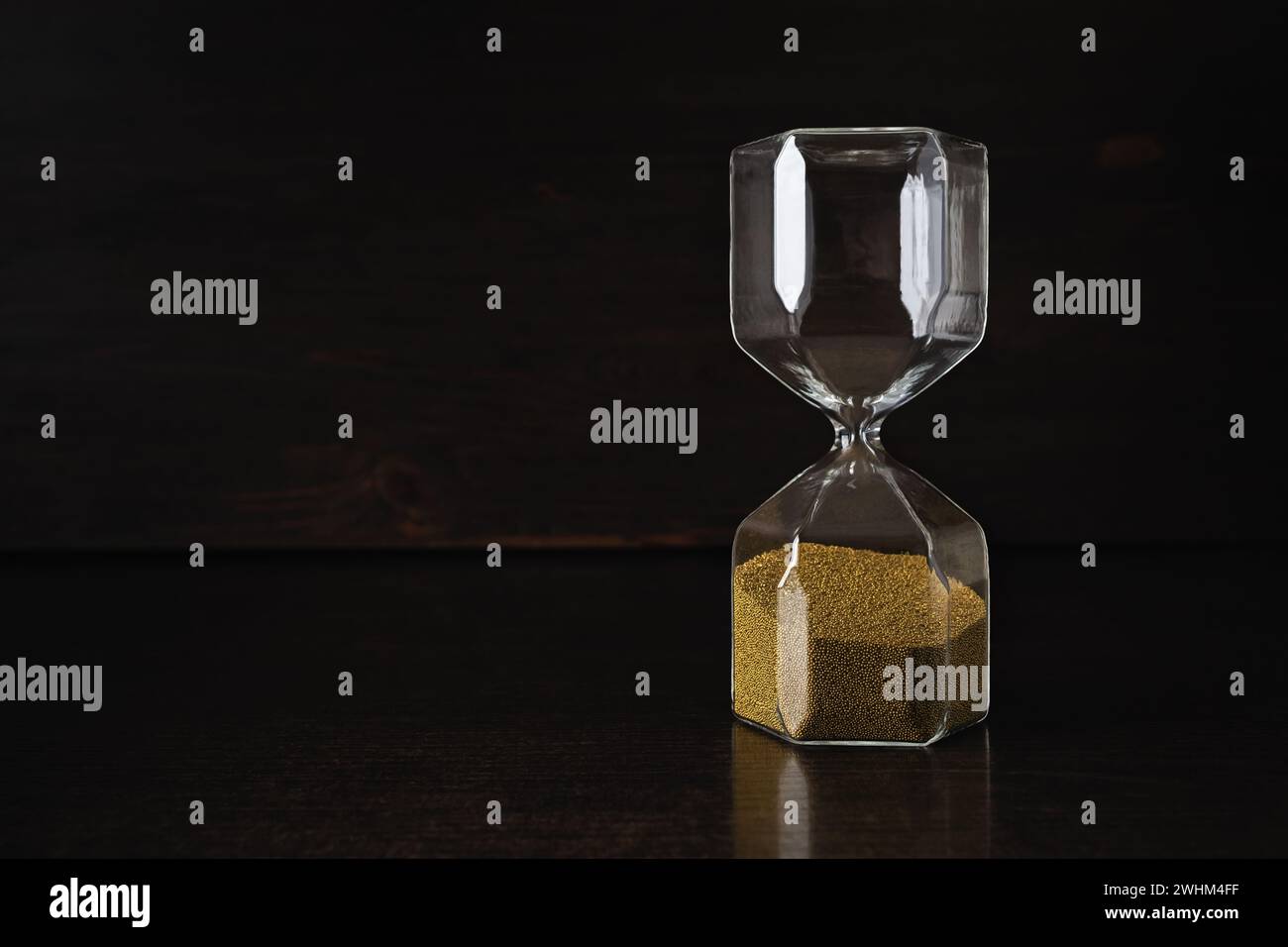 Blue old hourglass flowing sand hi-res stock photography and images - Alamy