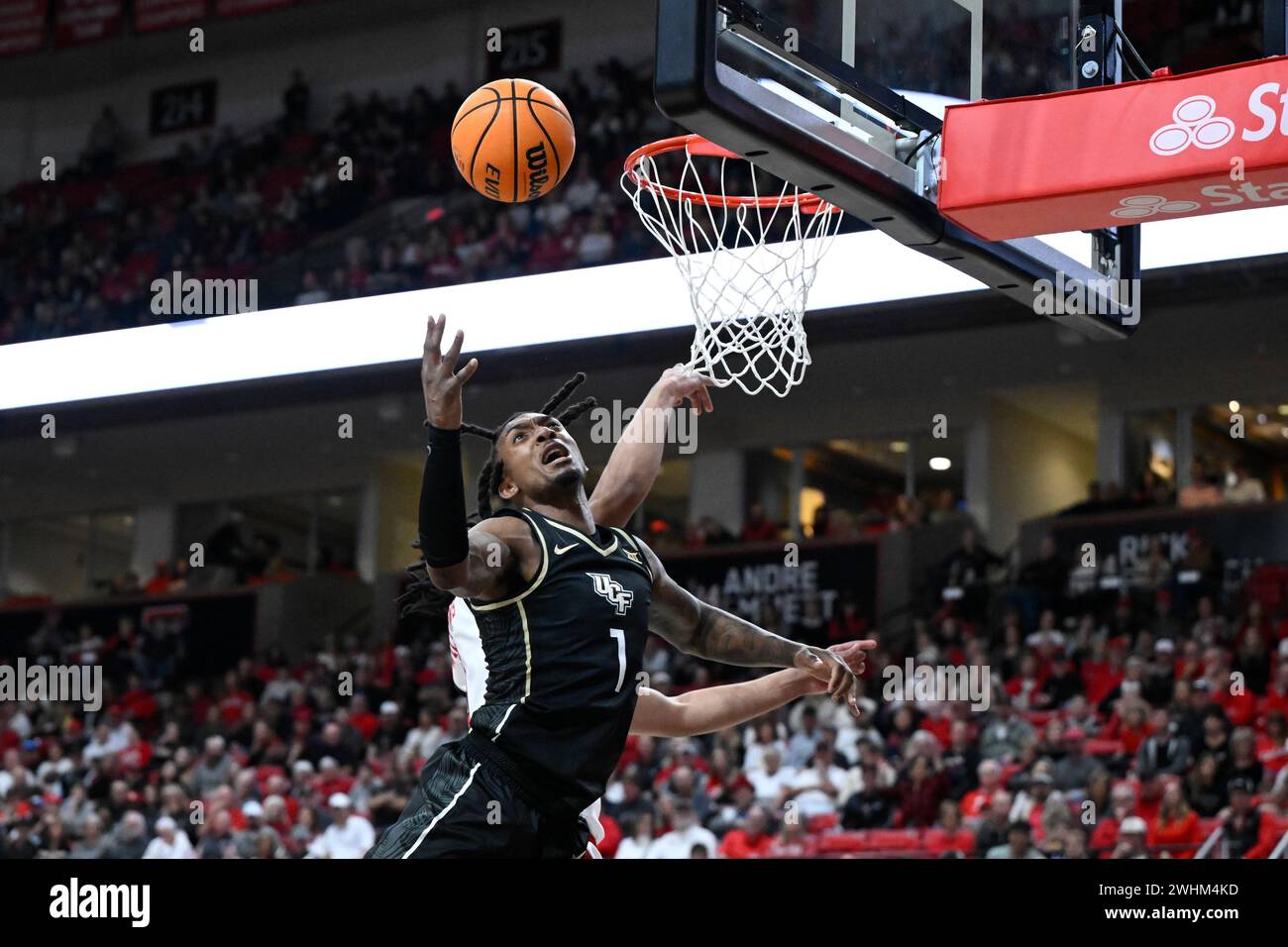 Central Florida guard Antwann Jones (1) reaches for a rebound against ...