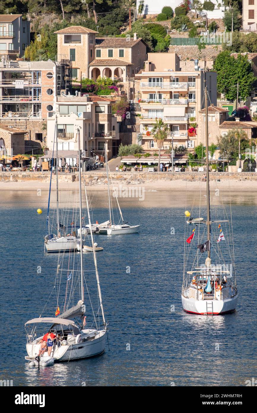 Pleasure boats on moorings hi-res stock photography and images - Alamy