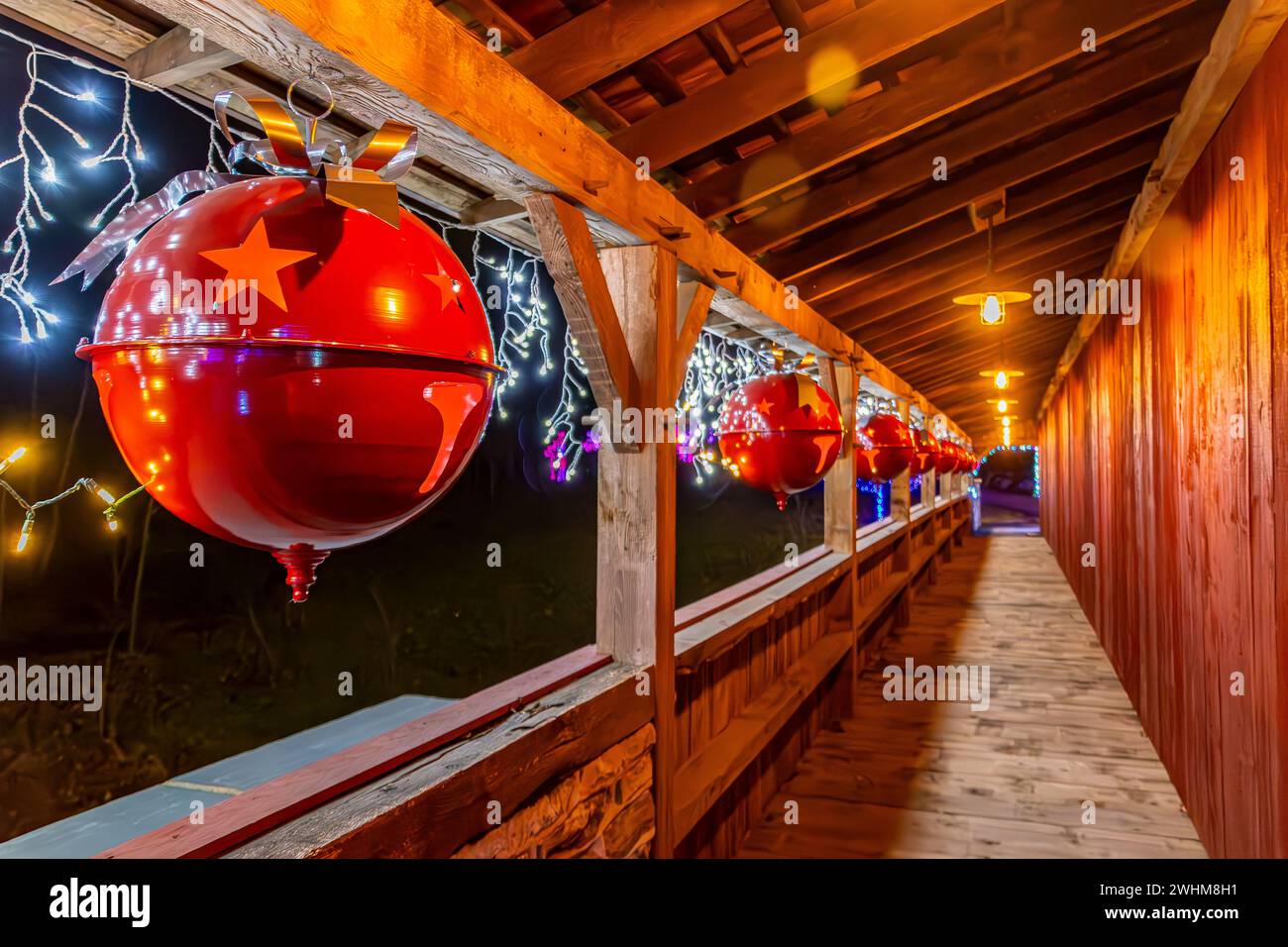 Beautiful bridge decorated bright red hi-res stock photography and ...