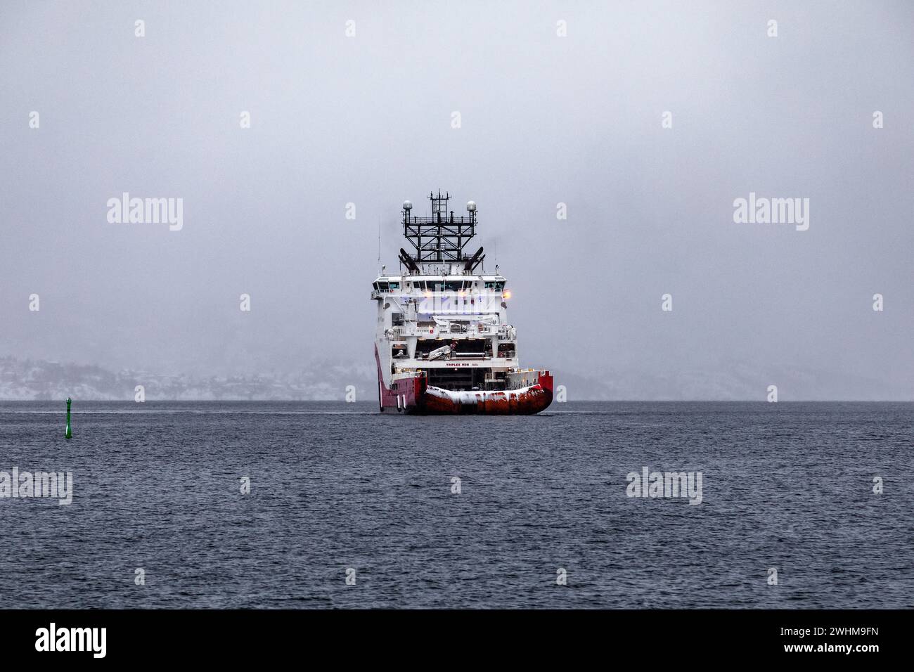 Offshore AHTS anchor handling tug supply vessel Siem Pearl, arriving at ...
