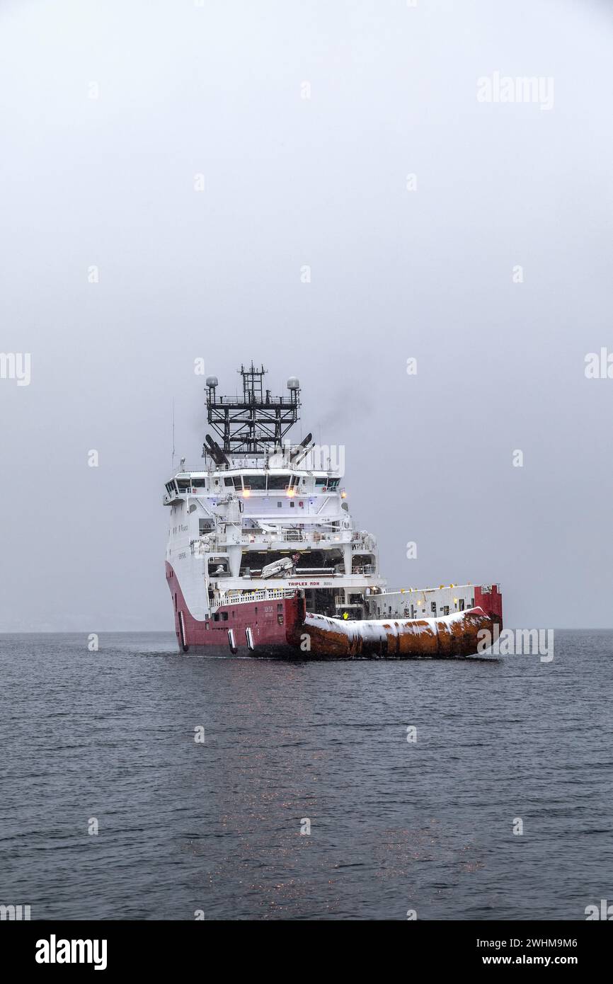 Offshore AHTS anchor handling tug supply vessel Siem Pearl, arriving at ...
