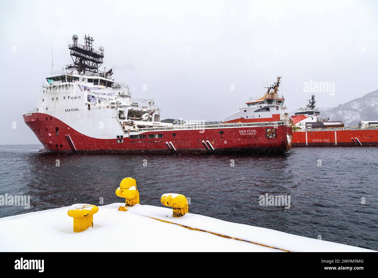 Offshore AHTS anchor handling tug supply vessel Siem Pearl, arriving ...