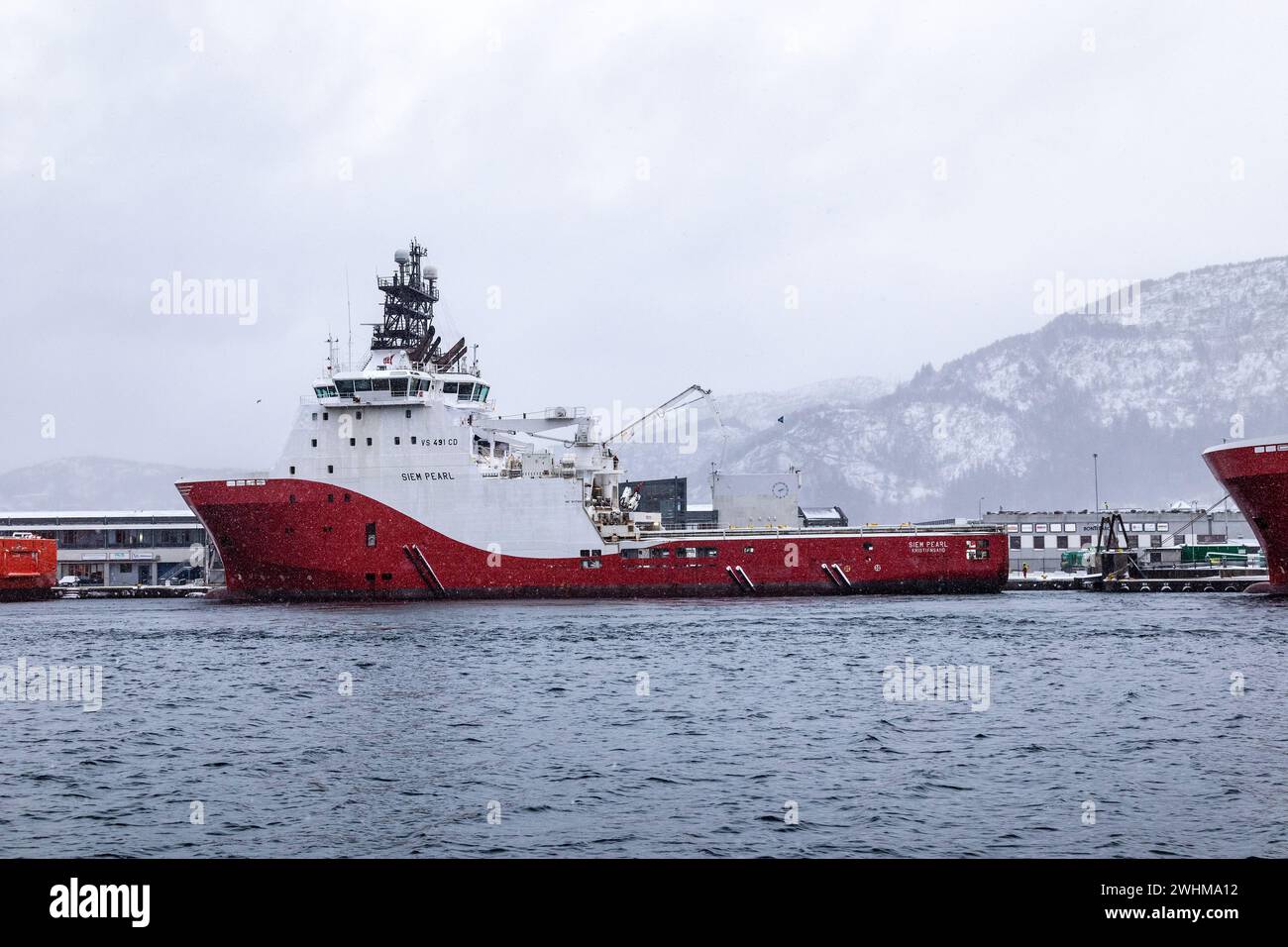 Offshore AHTS anchor handling tug supply vessel Siem Pearl in the port ...
