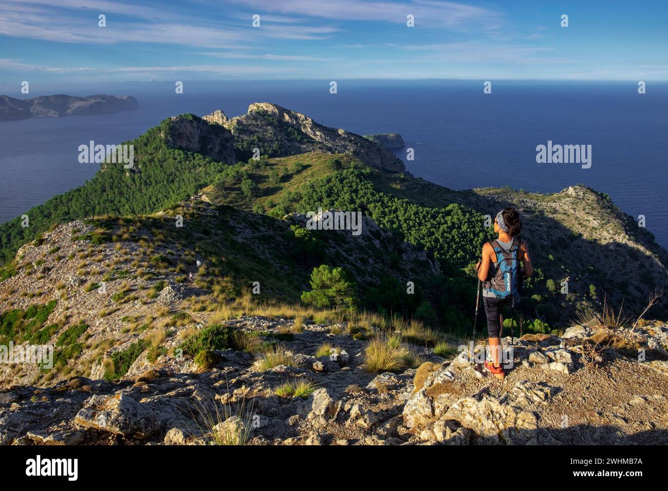 Escursionista observando Penya Roja -Penya des Migdia Stock Photo - Alamy