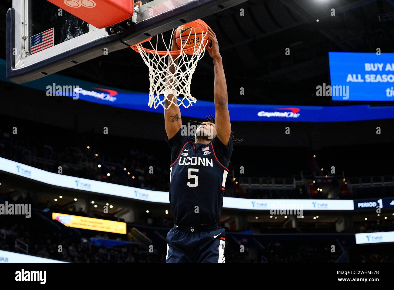 Connecticut guard Stephon Castle (5) in action during the first half of ...