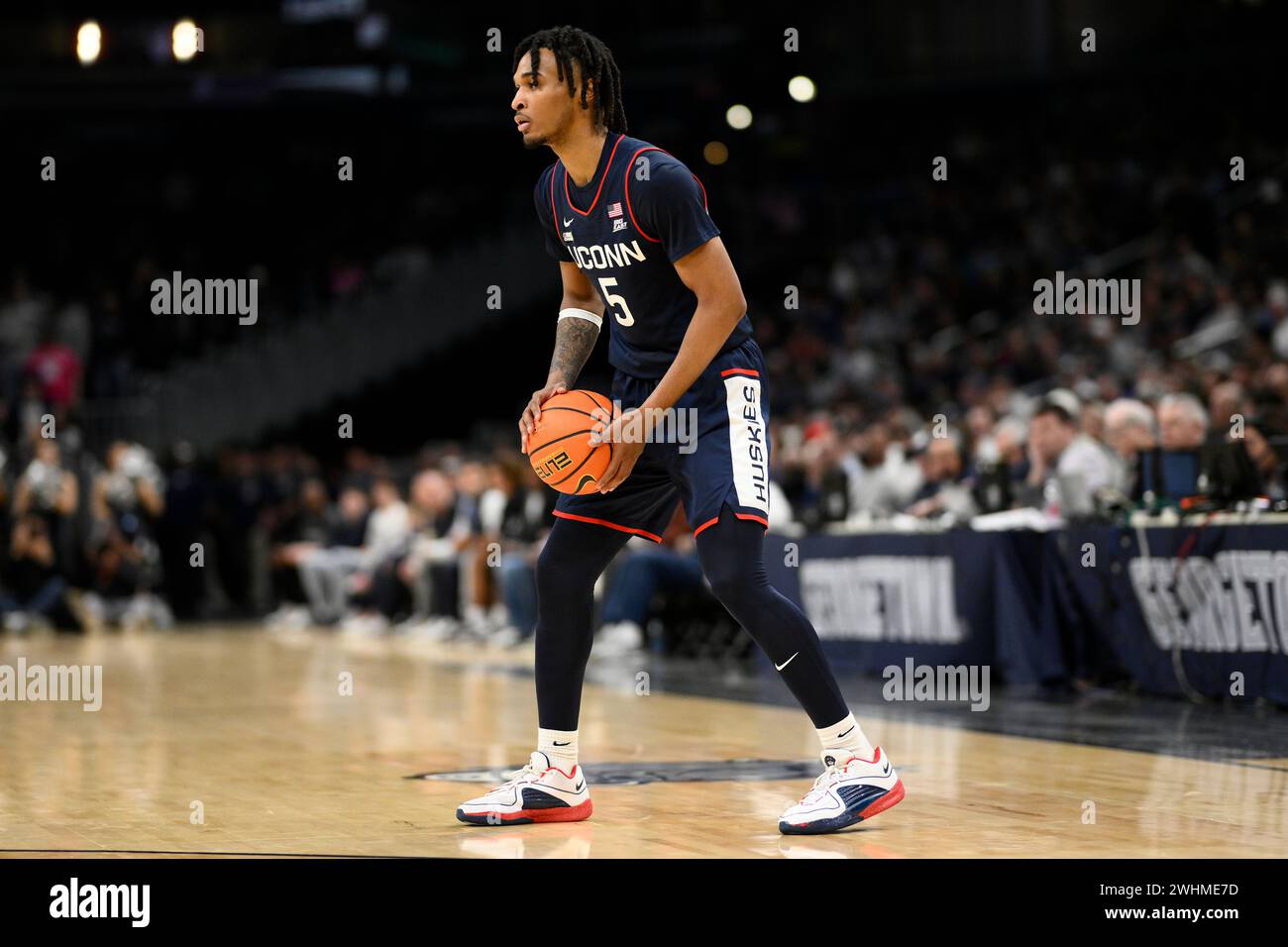 Connecticut guard Stephon Castle (5) in action during the first half of ...
