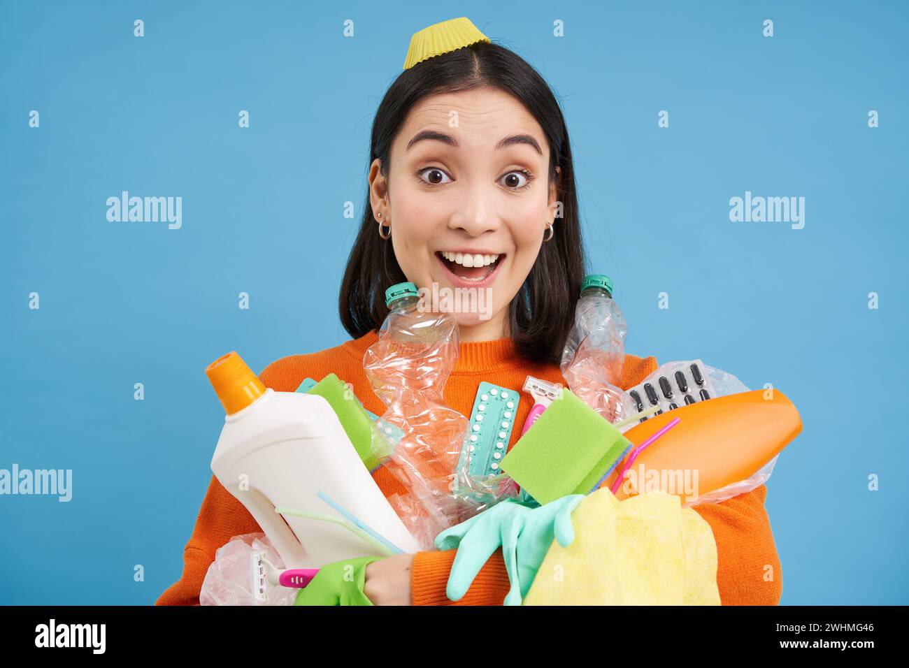 Portrait of enthusiastic korean woman, holding empty plastic bottles ...