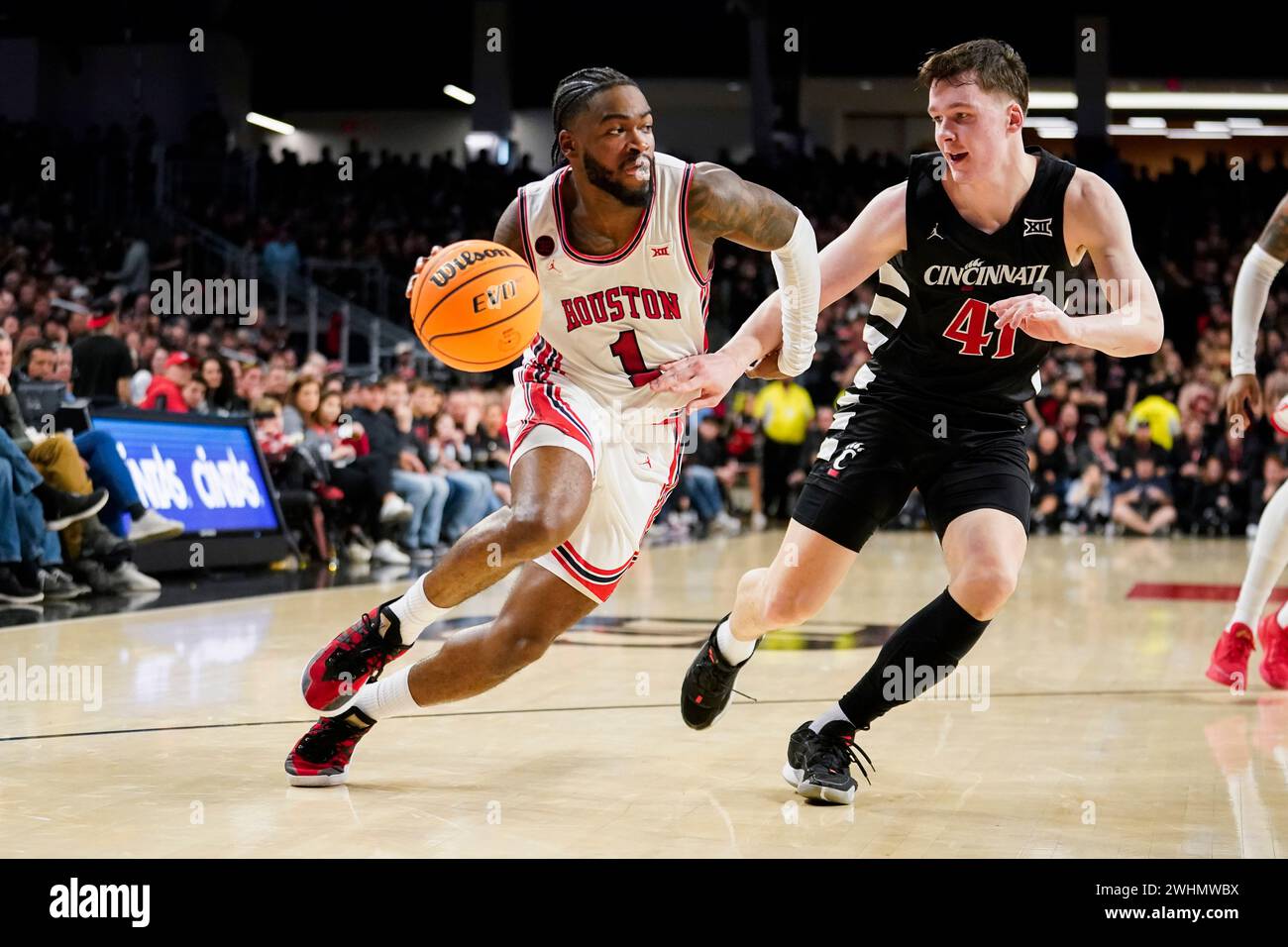Houston guard Jamal Shead, left, drives toward the basket as Cincinnati ...