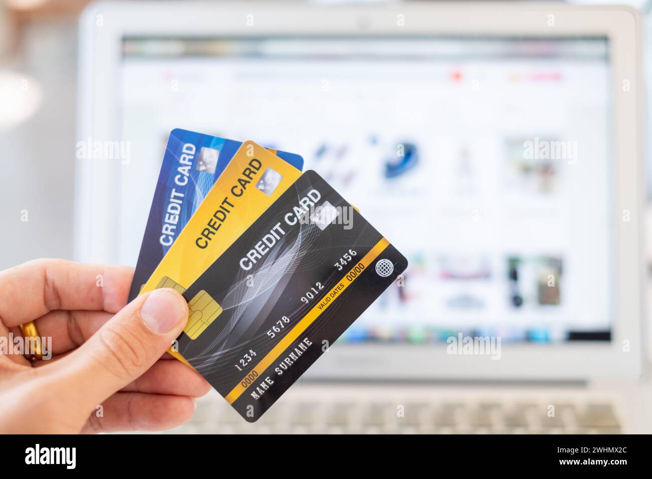 Hands holding credit card hi-res stock photography and images - Alamy