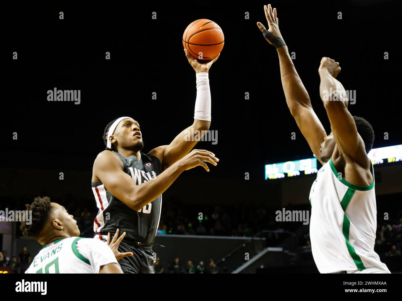 Washington State forward Isaac Jones (13) shoots against Oregon center ...