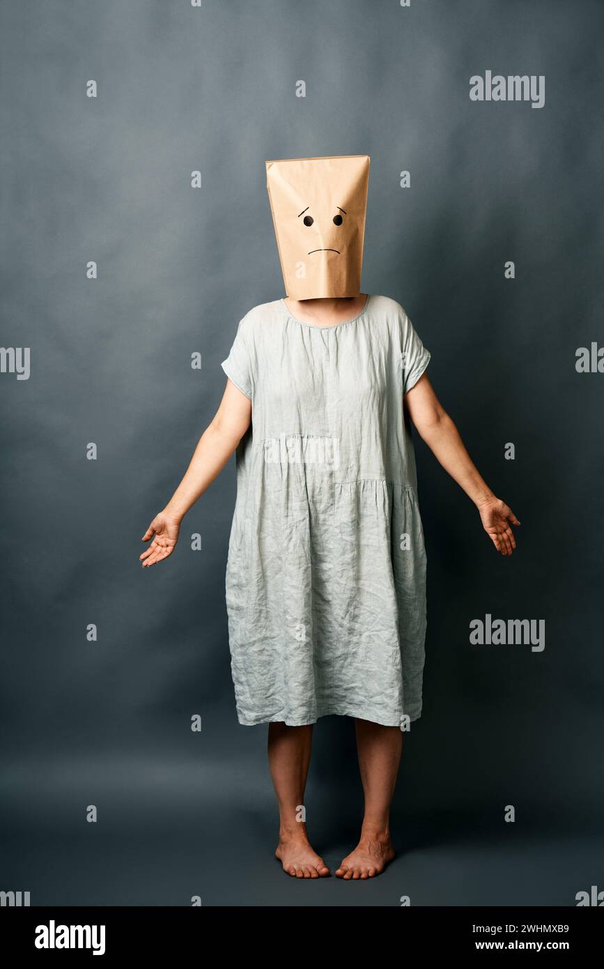 Paper bag over head hi-res stock photography and images - Alamy