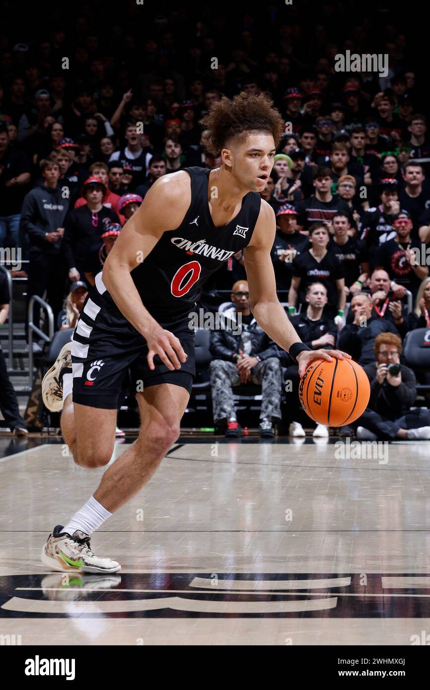 CINCINNATI, OH - FEBRUARY 10: Cincinnati Bearcats guard Dan Skillings ...
