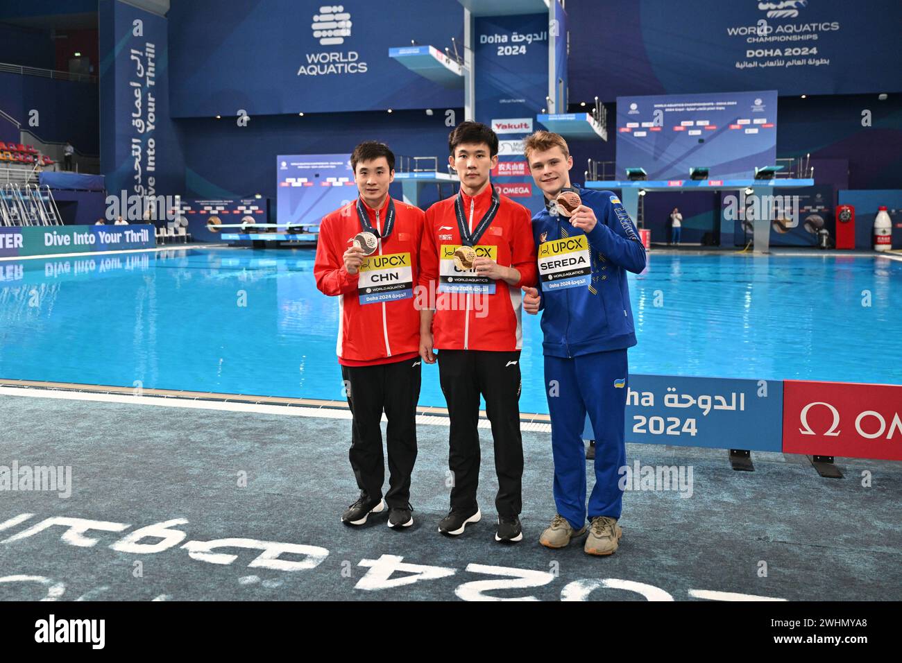 Doha, Cao Yuan (L) of China and bronze medalist Oleksii Sereda of ...