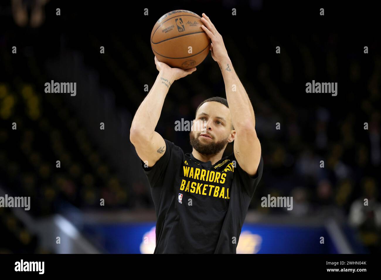 Golden State Warriors guard Stephen Curry warms up before an NBA ...