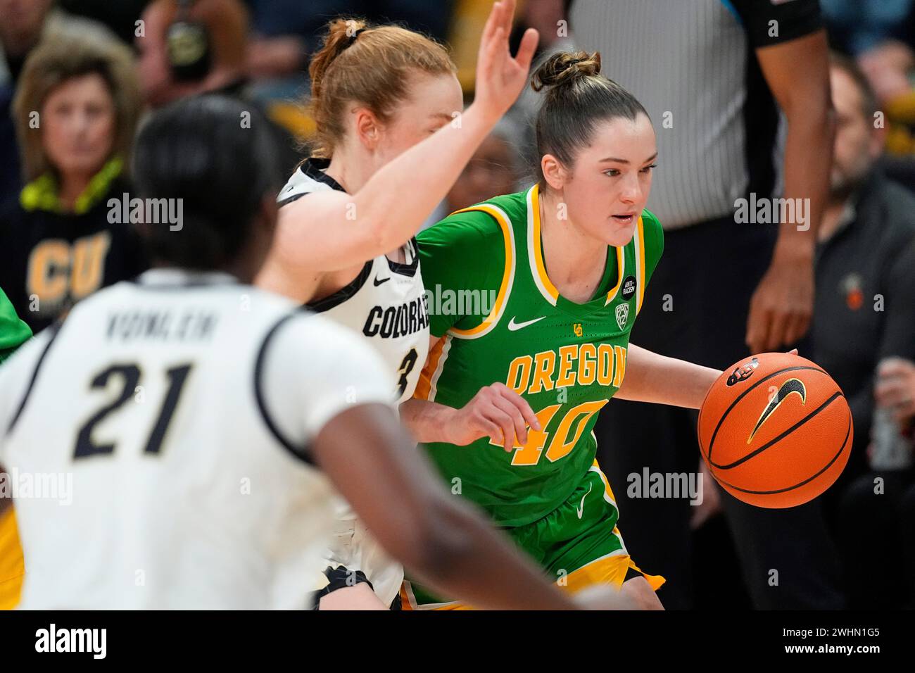 Oregon forward Grace VanSlooten (40) drives past Colorado guard Frida ...