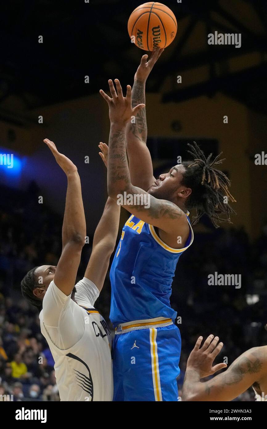 UCLA guard Brandon Williams, right, shoots against California forward ...