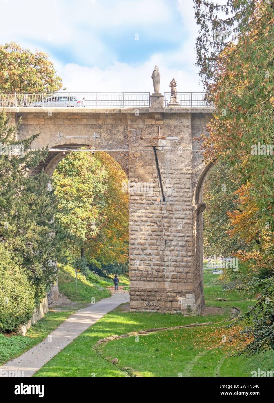 Bridge and moat hi-res stock photography and images - Alamy