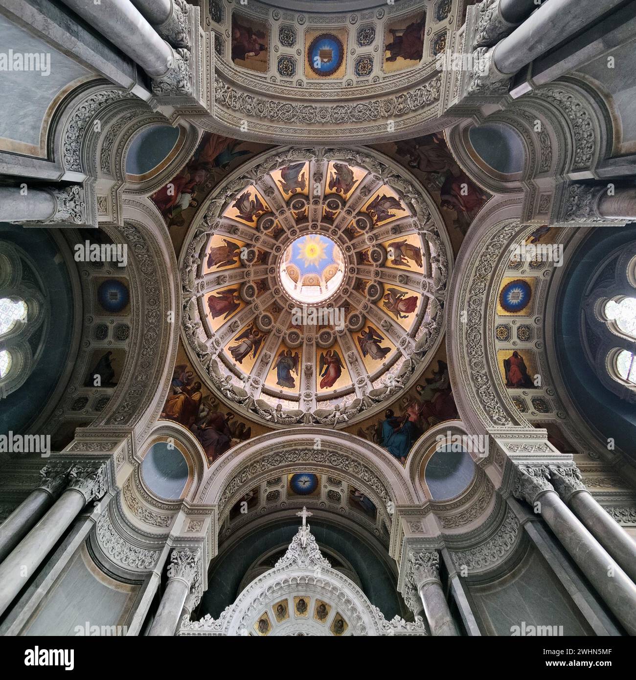 Innenansicht der Zenralkuppel, Russisch-Orthodoxe Kirche der heiligen ... Innenansicht der Zenralkuppel, Russisch-Orthodoxe Kirche der heiligen ...