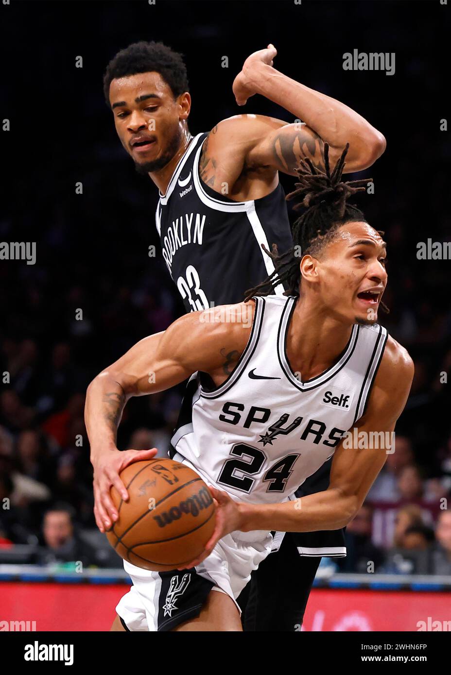 San Antonio Spurs guard Devin Vassell (24) drives to the basket against ...