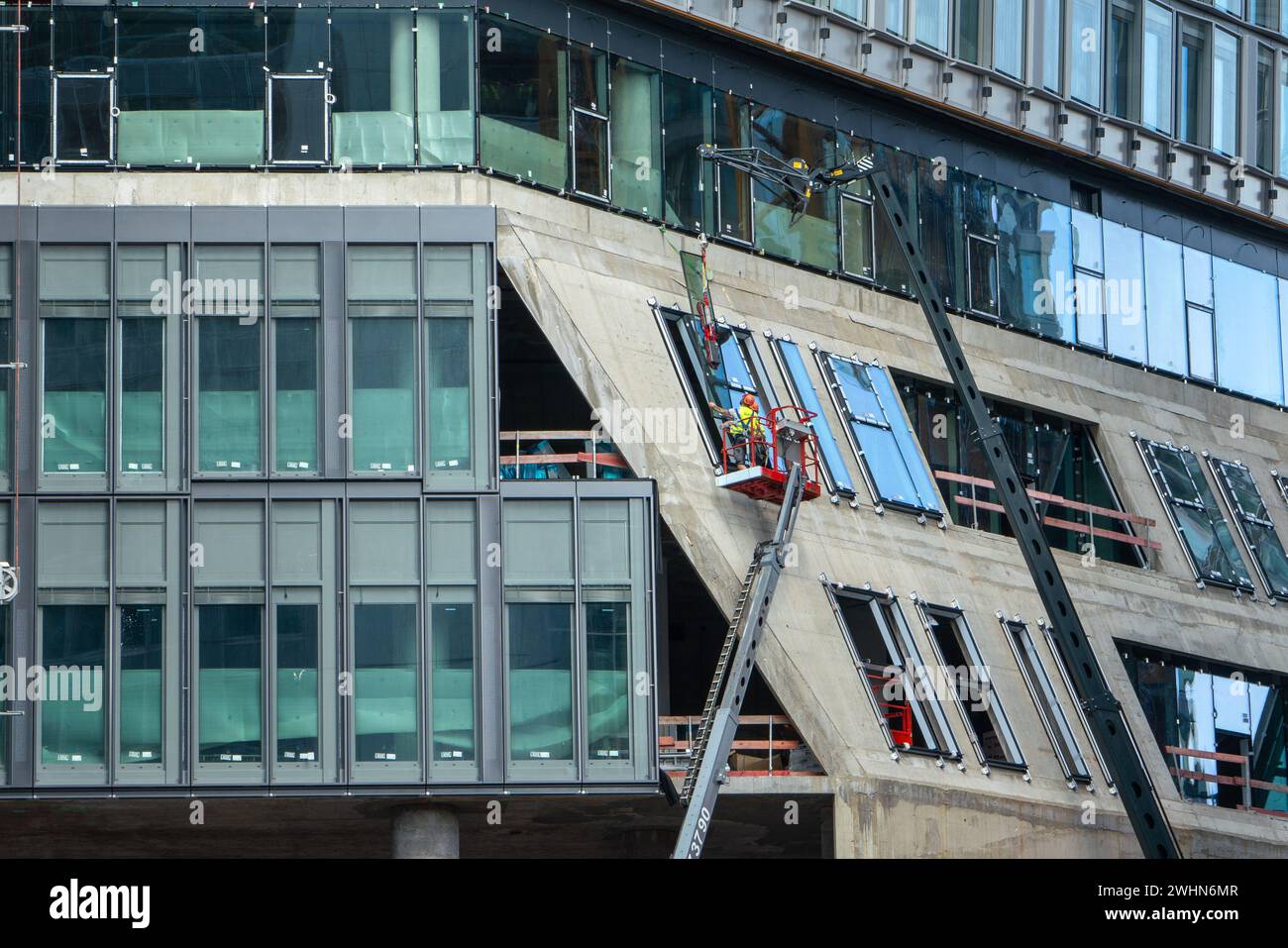 Installation of windows in high-rise construction in Frankfurt Stock ...