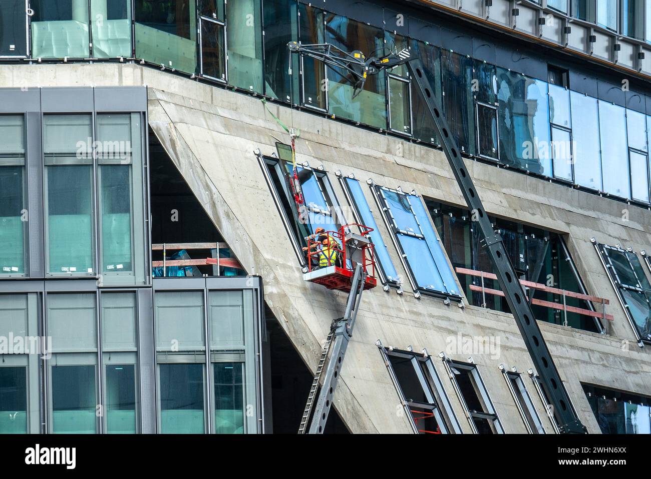 Installation of windows in high-rise construction in Frankfurt Stock ...