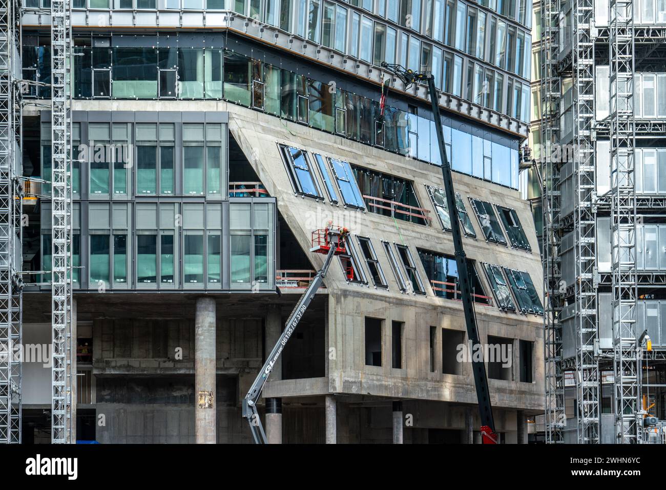 Installation of windows in high-rise construction in Frankfurt Stock ...