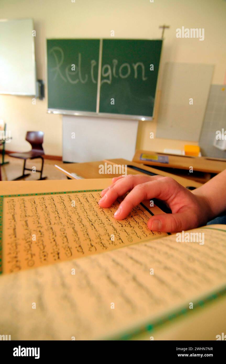 Quran religious hi-res stock photography and images - Alamy