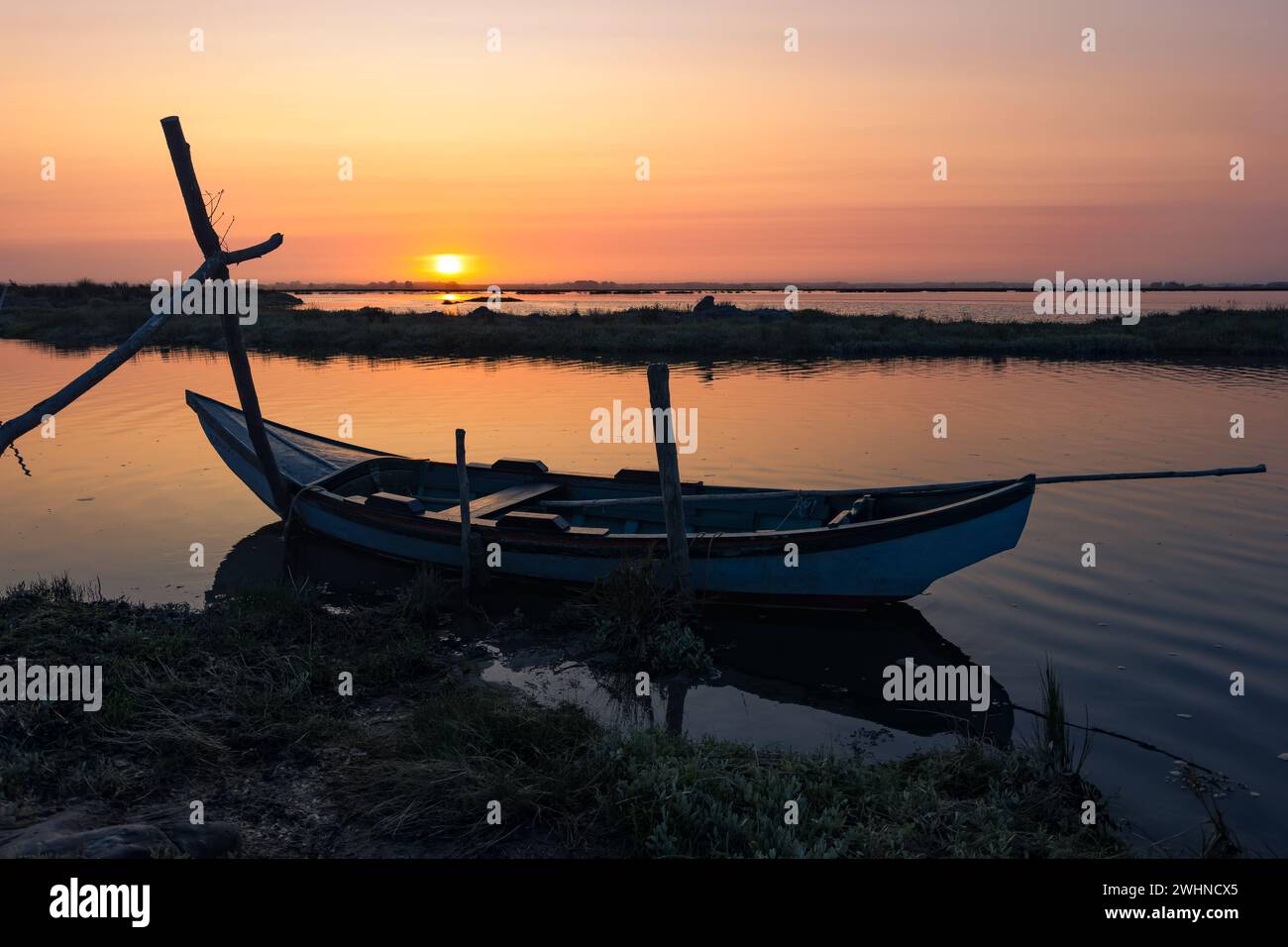 Traditional bateira fishing boat in Murtosa Stock Photo - Alamy