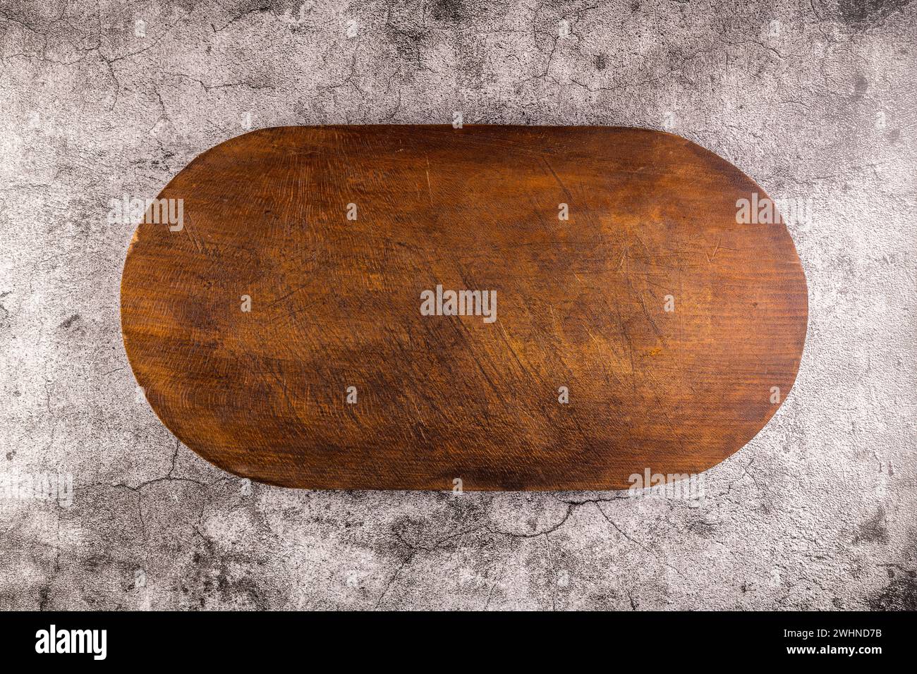 Oval shaped wood cutting board Stock Photo - Alamy