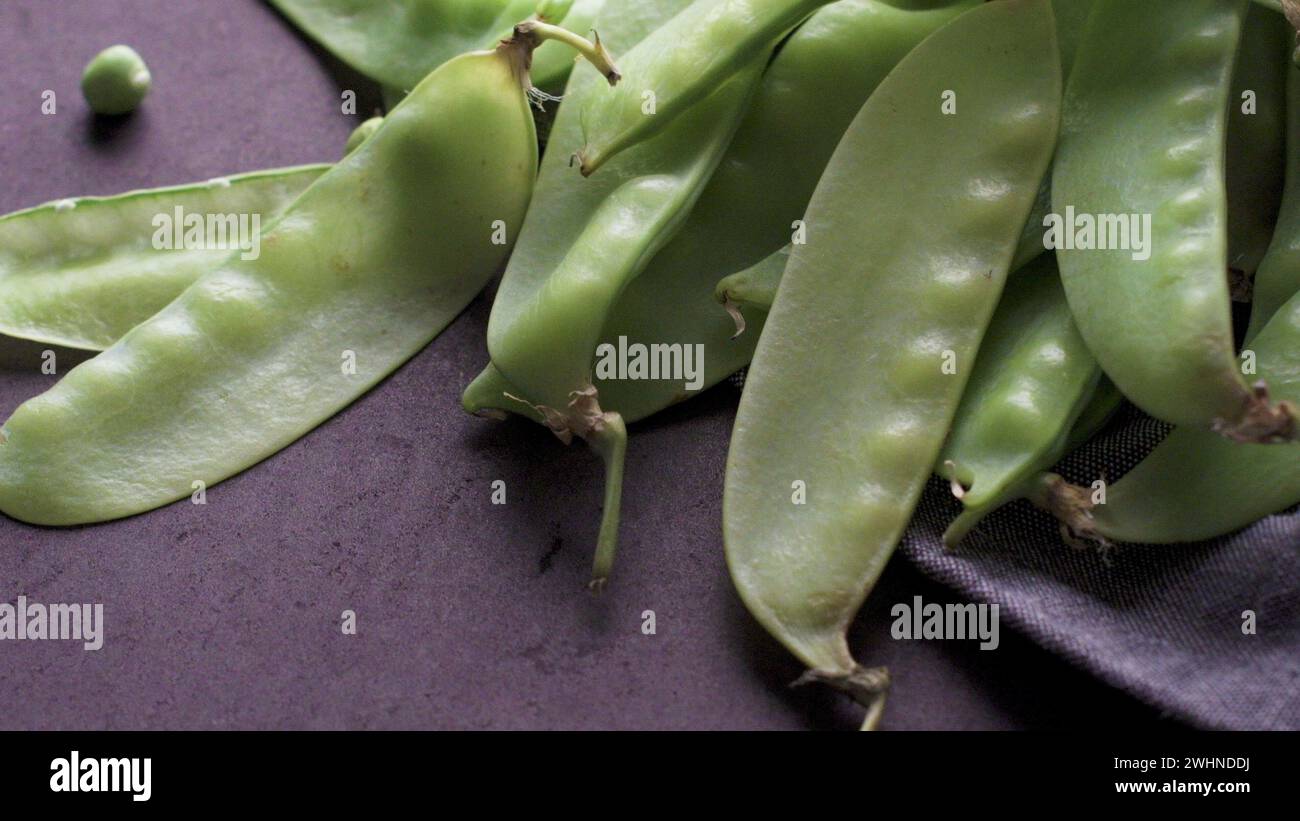 Unshelled peas hi-res stock photography and images - Alamy