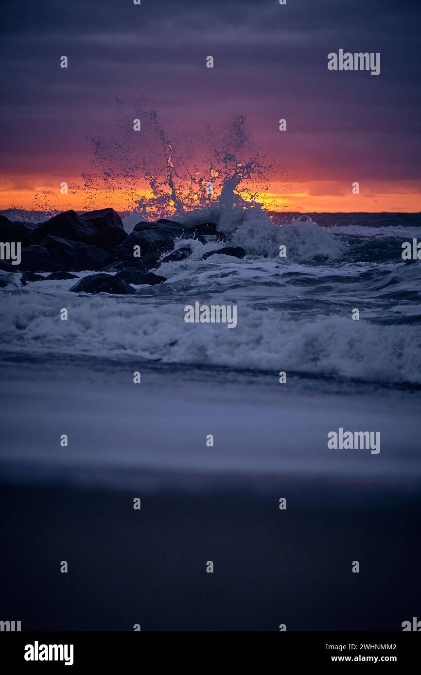 Sunset crashing wave hi-res stock photography and images - Alamy