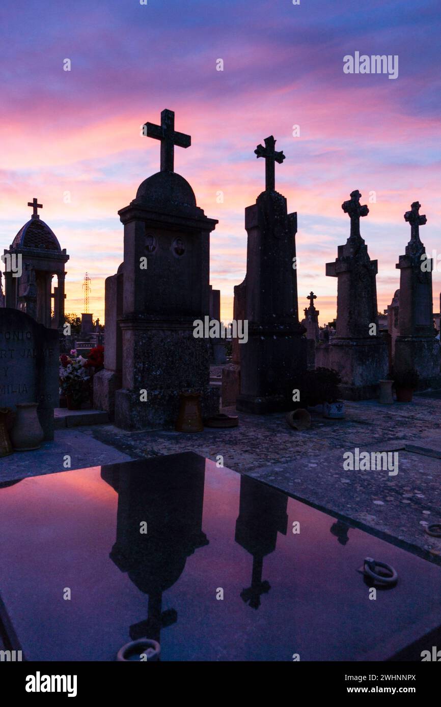 Cruz de color rojo hi-res stock photography and images - Alamy