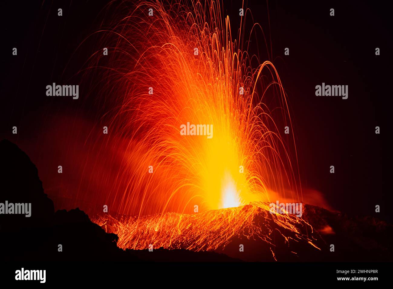 Erupting volcano on the island of Stromboli Stock Photo - Alamy
