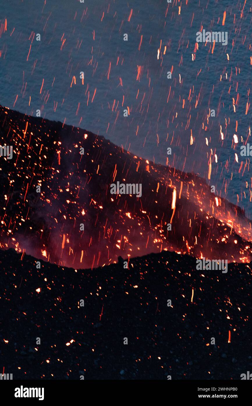 Erupting volcano on the island of Stromboli Stock Photo - Alamy