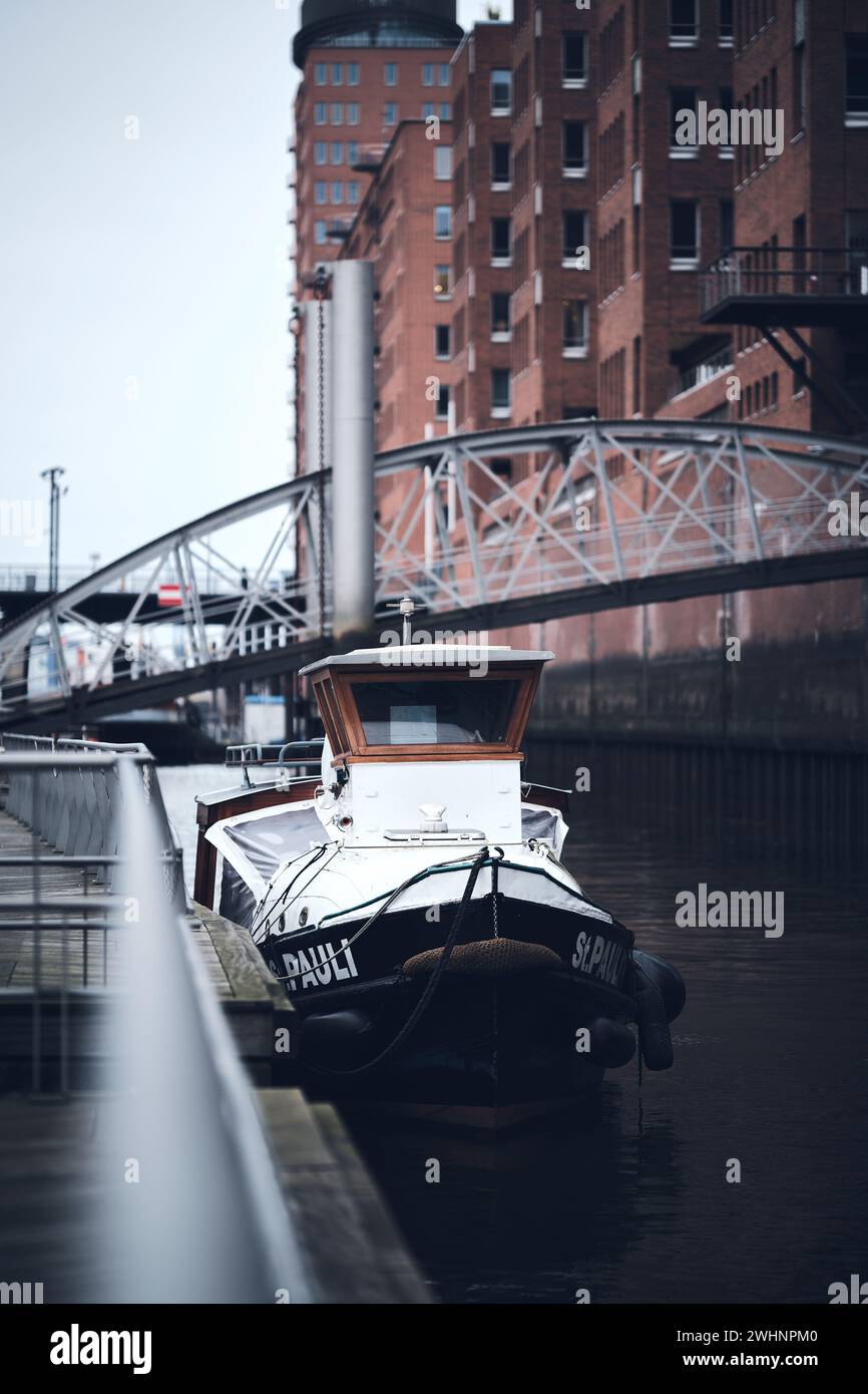 Big ocean small ship hi-res stock photography and images - Alamy