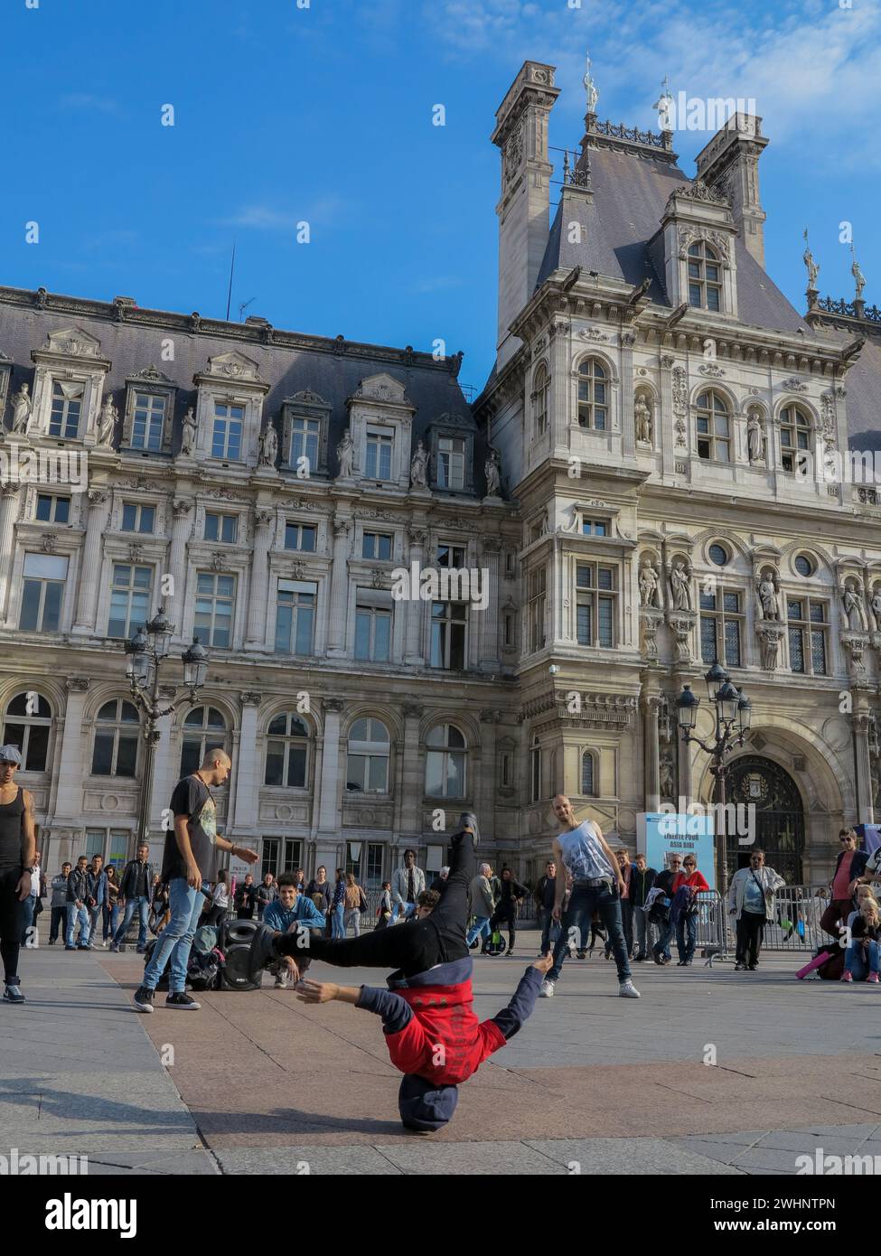 Daily life in the streets of Paris Stock Photo - Alamy