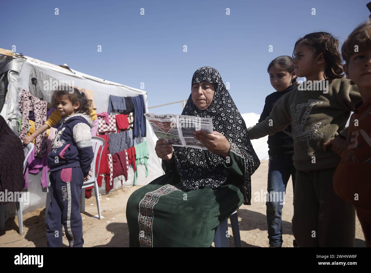 Warning leaflets are dropped by Israeli forces over Rafah in the ...