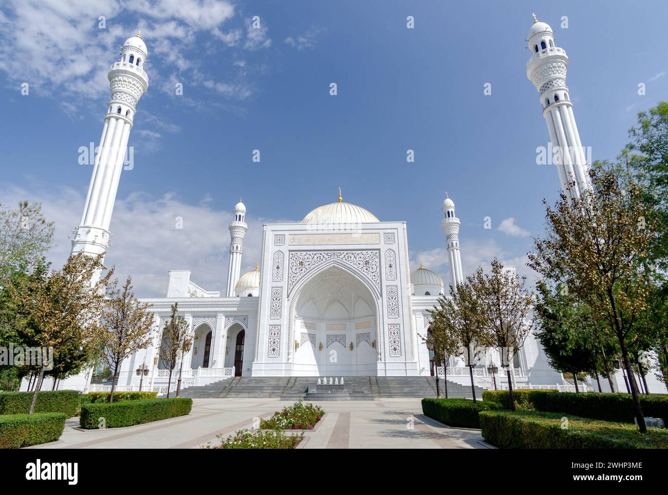 Big white Islamic mosque in Grozny Chechnya Stock Photo - Alamy