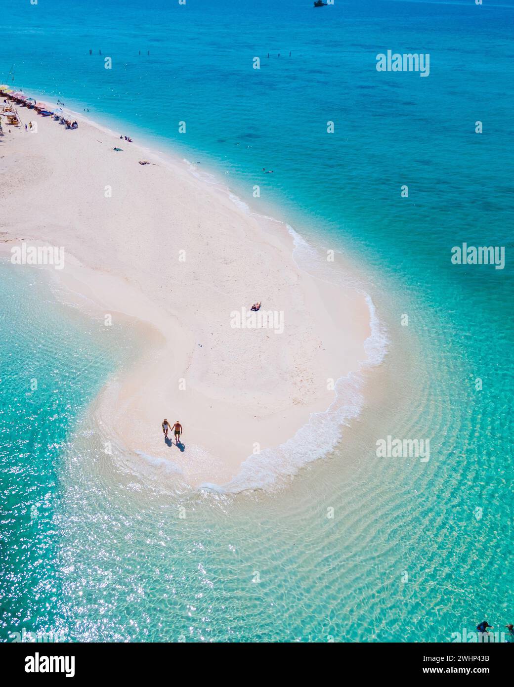 Women and man walking on a beach hi-res stock photography and images ...